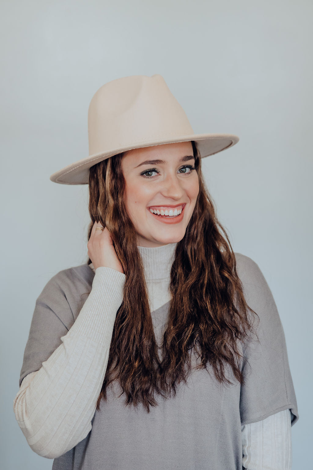 23" Highlighted Medium Brown Wavy Hat Wig – The Hustle Wig